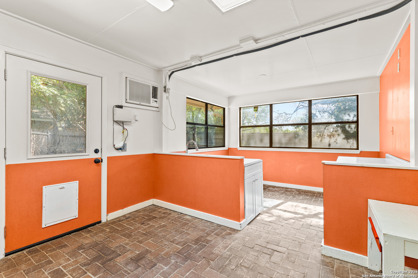 118 William Classen Hollywood Park TX 78232 - Brohill Realty LTD